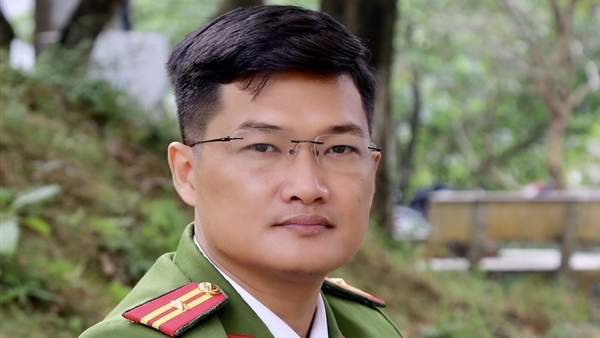 Thiếu tá, nhà thơ Bùi Tuấn Minh: Tôi được sống cuộc đời khác trong trang viết - Báo Công an Nhân ...