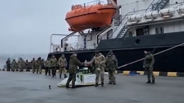 Lộ video lính Ukraine trên đảo Rắn xếp hàng nhận đồ ăn Nga - Báo Công ...