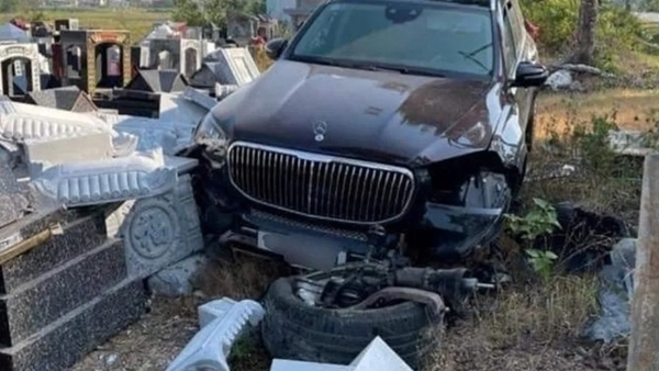 Xe Mercedes-Maybach tung bánh khi đâm vào khu lăng mộ - Báo Công an ...