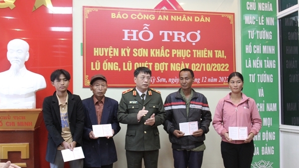 Báo CAND trao nhà tình nghĩa tặng 4 gia đình có nhà bị lũ cuốn trôi ...