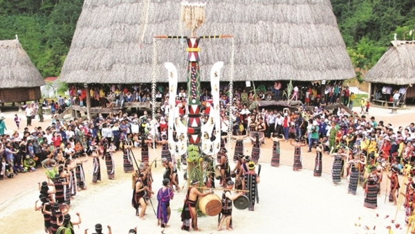 Guol house - Spiritual and cultural symbol of Cotu ethnic minority in ...