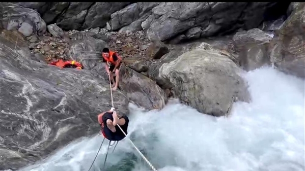 Local police successfully rescue foreign tourist stuck at a fast ...