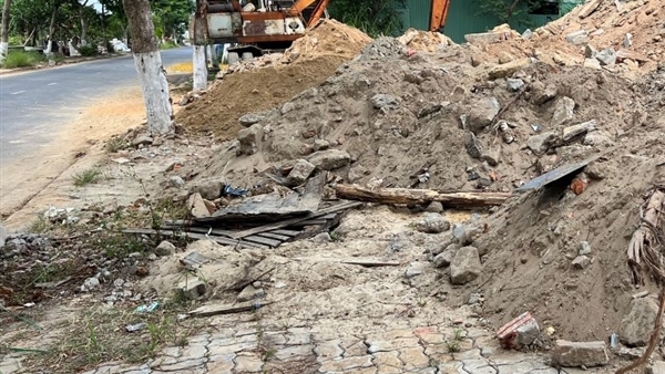 Hàng loạt bãi rác thải xây dựng “lụi” bủa vây khu dân cư tại Đà Nẵng ...