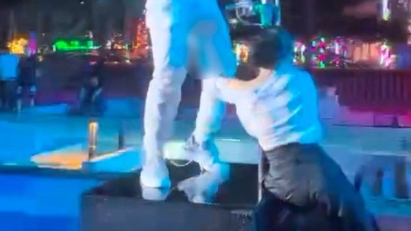 Trào lưu ôm ấp dancer nam tại bar của chị em: Nơi “chữa lành biến thái ...