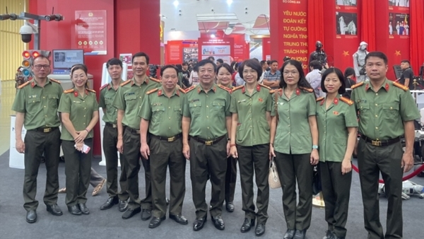 Đoàn đại biểu Cục Truyền thông CAND tham quan Triển lãm 80 năm thành ...