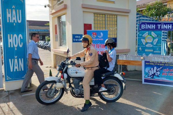 CSGT dùng xe đặc chủng chở nữ thí sinh đến điểm thi - Báo Công an Nhân ...