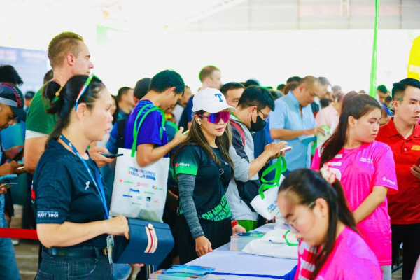 Chật kín runner xếp hàng nhận Bib VPBank VnExpress Marathon Ho Chi Minh ...