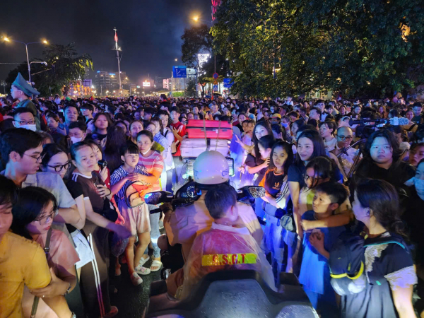 Dấu ấn đẹp của CSGT dịp Kỷ niệm 50 năm Ngày Giải phóng miền Nam - Báo ...