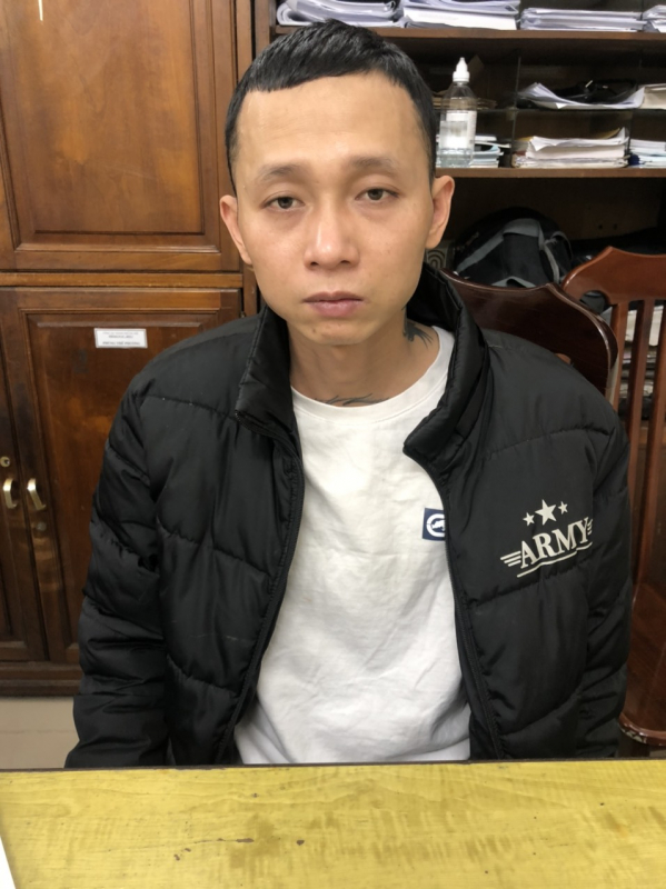 Đối tượng truy nã đặc biệt nguy hiểm buông vũ khí sau khi mẹ vợ và con gái thuyết phục - Báo ...