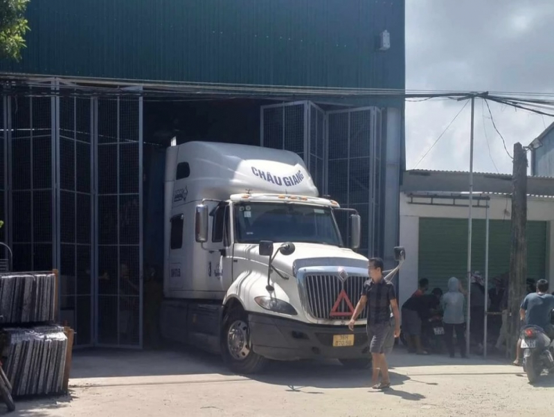 Ba công nhân bị đá đè tử vong trong quá trình làm việc tại xưởng - Báo ...