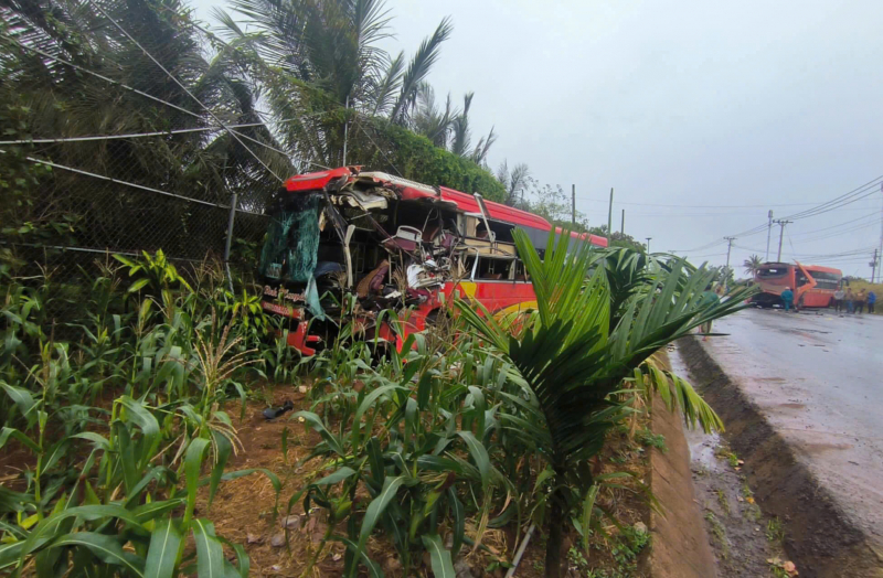 Hai xe khách đối đầu làm 1 người chết, 2 người bị thương - Báo Công an Nhân dân điện tử